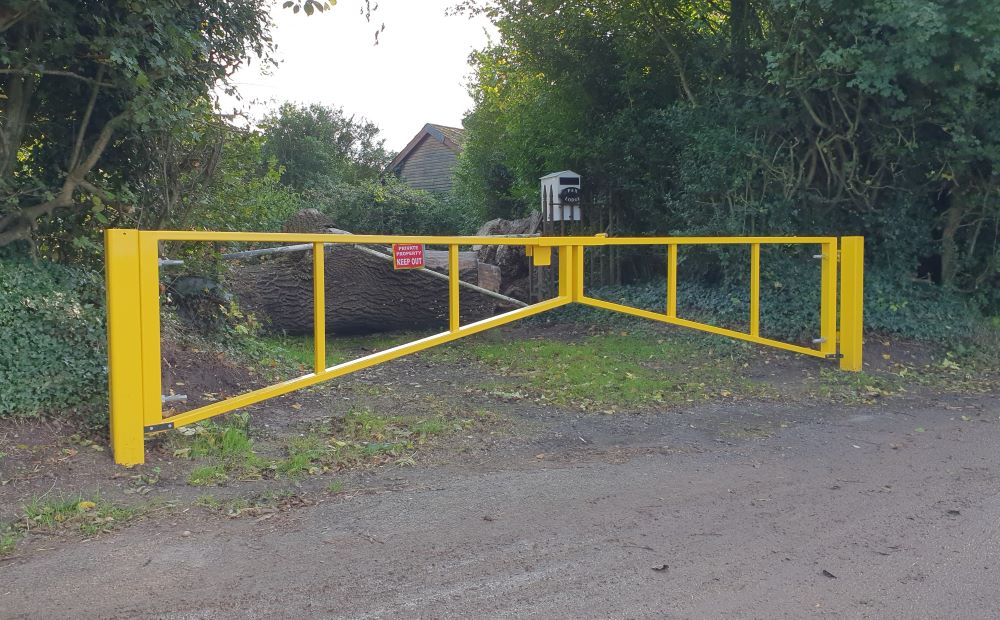 Double Manual Opening Swing Gate - Flowplates.co.uk